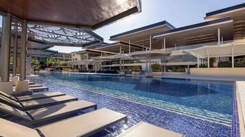 8 piscinas externas, guarda-sóis, espreguiçadeiras