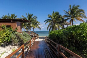 Na praia, toldos de praia gratuitos, espreguiçadeiras 