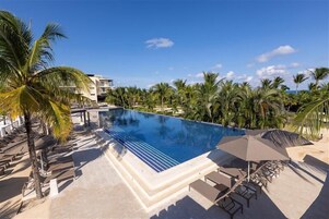 8 piscinas exteriores, guarda-sóis, espreguiçadeiras 