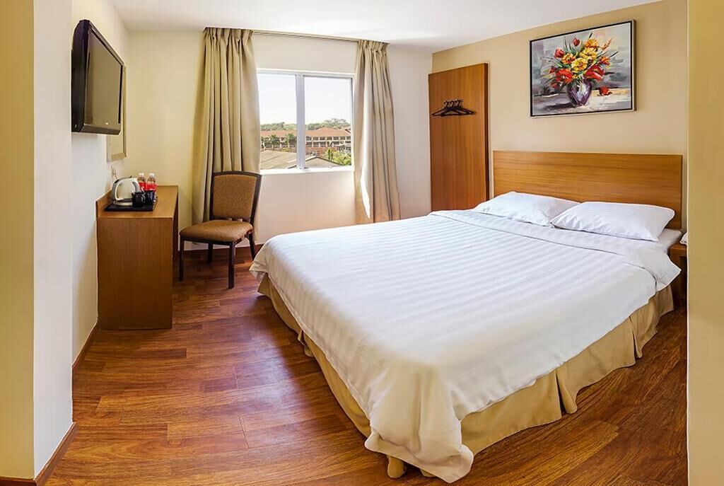 Minibar, cofre no quarto, secretária 