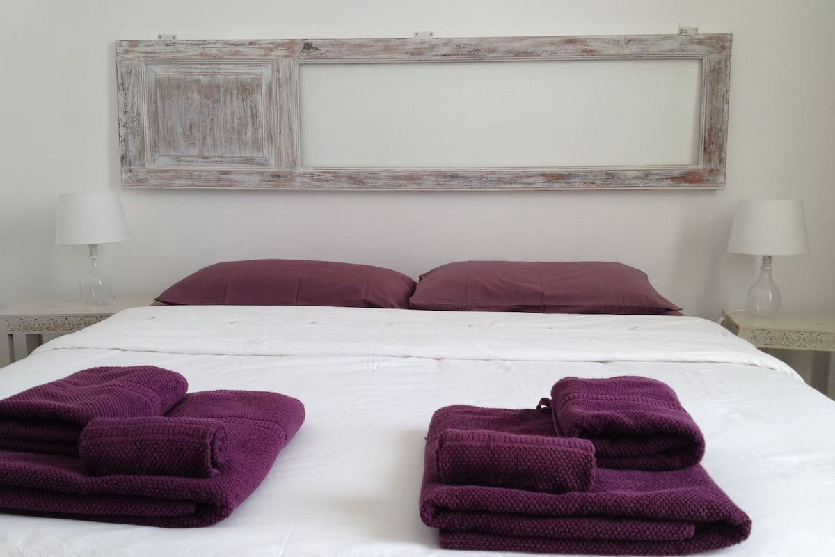 Quarto casal standard | Roupas de cama premium, escrivaninha, quartos à prova de som