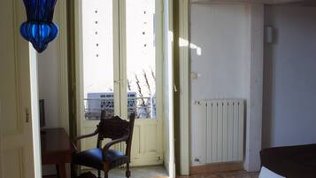 Quarto Quádruplo Clássico | Roupa de alta qualidade, secretária, quartos insonorizados