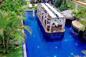 Piscina externa, funciona das 9h30 às 22h, espreguiçadeiras