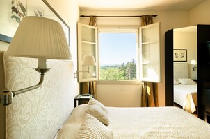 Minibar, cofre no quarto, secretária, quartos insonorizados 