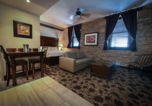 Suite Romântica, banheira de hidromassagem | 1 quarto, camas de colchão pillowtop, secretária 