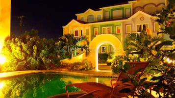 Fachada da propriedade à noite