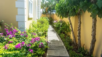 Apartamento luxo, 1 quarto, vista parcial para o mar | Vista para o jardim