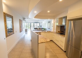 Geladeira grande, micro-ondas, cooktop, lava-louças