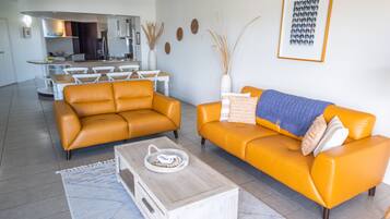 3 Bedroom Standard Apartment | Cofres nos quartos, ferros/tábuas de passar roupa, Wi-Fi de cortesia