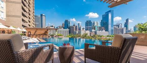 Piscina externa, guarda-sóis, espreguiçadeiras