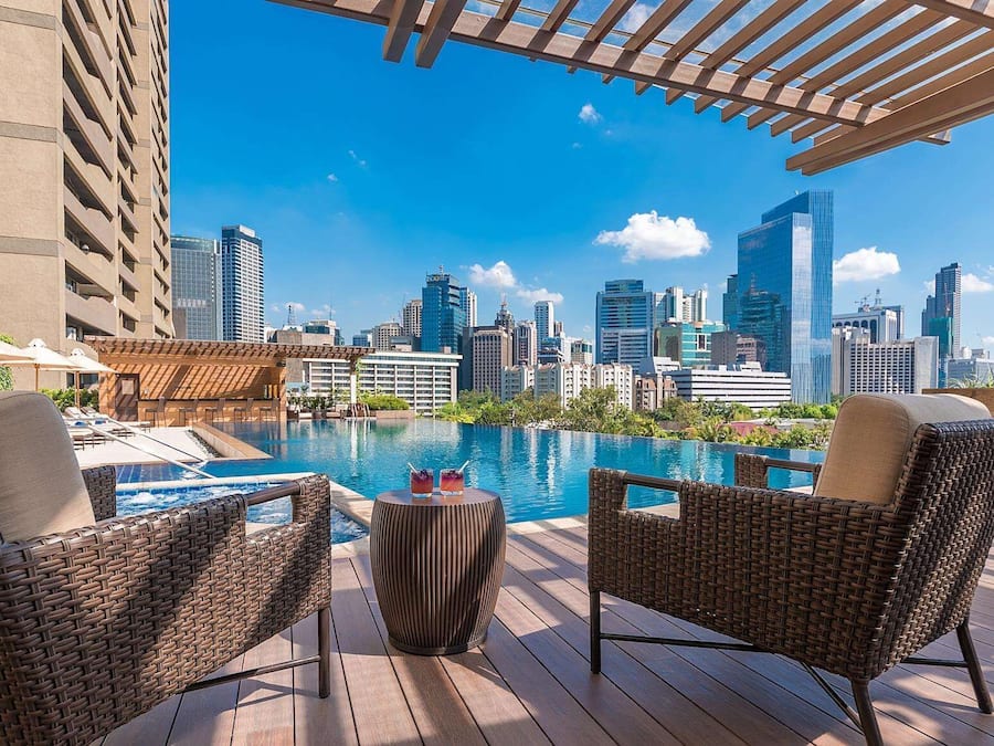 Piscina externa, guarda-sóis, espreguiçadeiras