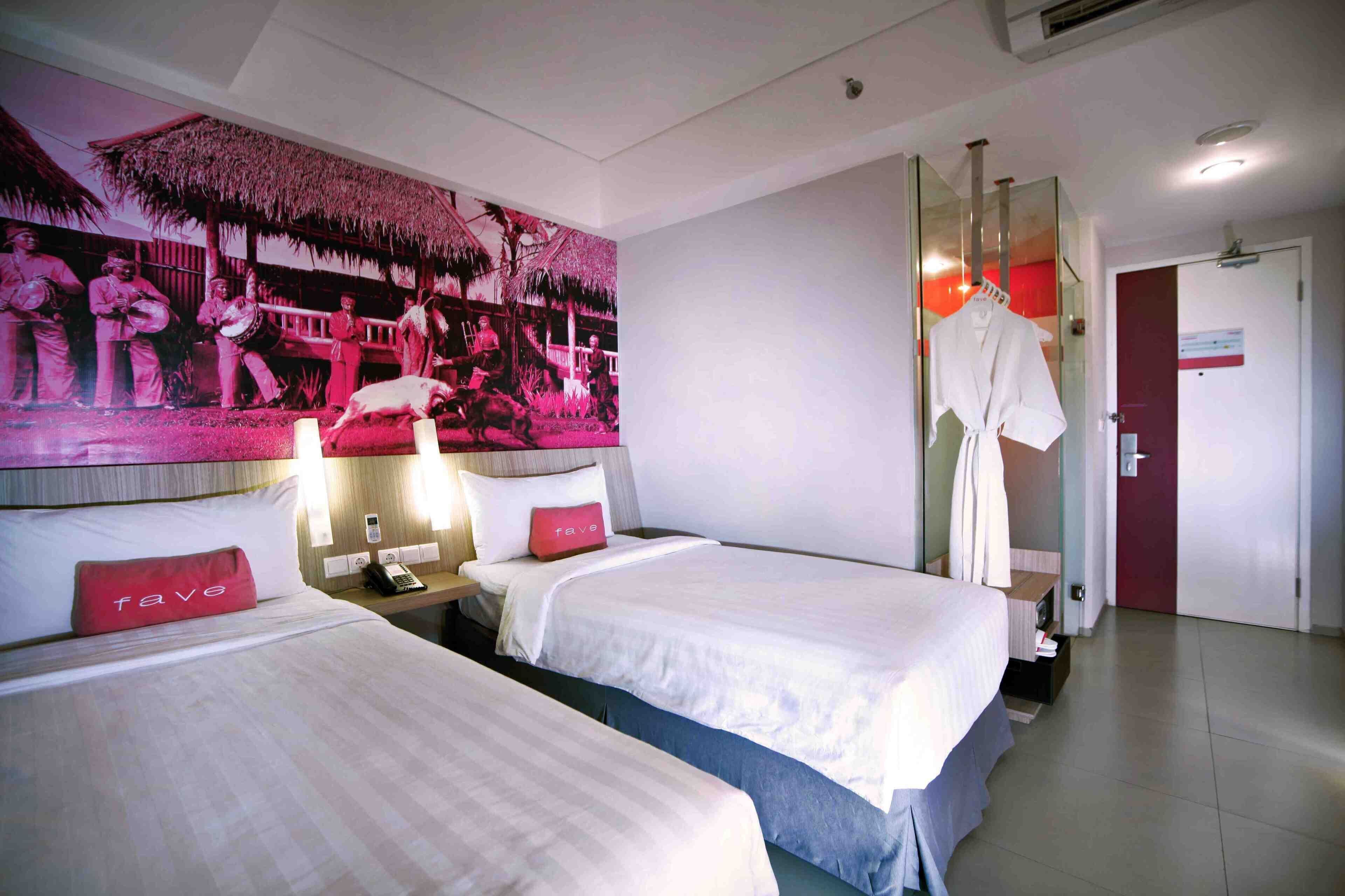 Cofres nos quartos, escrivaninha, cortinas blackout