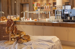 Café da manhã com buffet grátis todos os dias