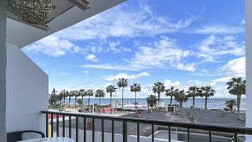 Estúdio, vista parcial para o mar | Minibar, secretária, secretária adequada para computadores portáteis