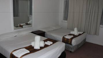 Cortinas/cortinados opacos, Wi-fi grátis, roupa de cama fornecida