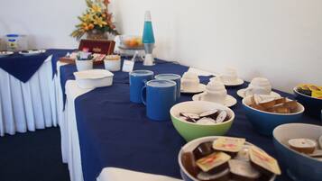 Pequenos-almoços e jantares servidos, incluindo cozinha local