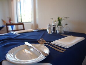 Pequenos-almoços e jantares servidos, incluindo cozinha local