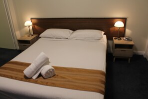 Cortinas/cortinados opacos, Wi-fi grátis, roupa de cama fornecida