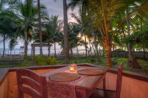 Pequenos-almoços, almoços, jantares servidos, com vista para a praia 