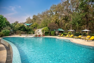 Piscina externa, funciona das 8h às 20h, espreguiçadeiras
