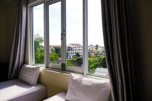 Quarto Quádruplo Familiar, 2 camas queen-size, varanda, vista para o jardim | Roupa de alta qualidade, minibar, cofre no quarto, secretária 