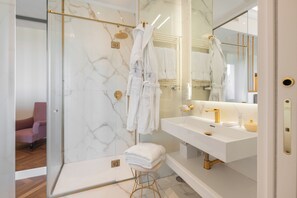 Quarto casal júnior, vista para o mar | Banheiro | Chuveiro, chuveiro com efeito de chuva, produtos de toalete grátis 
