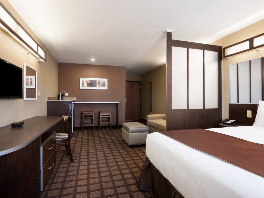 Roupas de cama antialérgicas, cofres nos quartos, escrivaninha