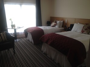 Quarto duplo | Escrivaninha, camas extras/dobráveis (sobretaxa), Wi-Fi de cortesia