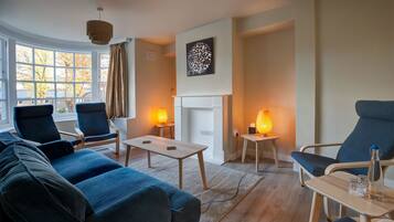 Apartamento superior, 2 quartos, vista para o jardim | Área de estar