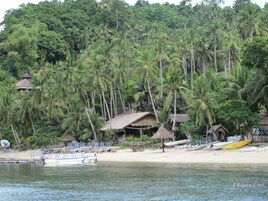 Uma praia privada, praia de areia branca, guarda-sóis de praia 