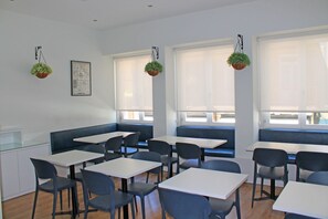 Pequeno-almoço continental diário (10 EUR por pessoa) 