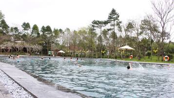 2 piscinas exteriores, guarda-sóis, espreguiçadeiras