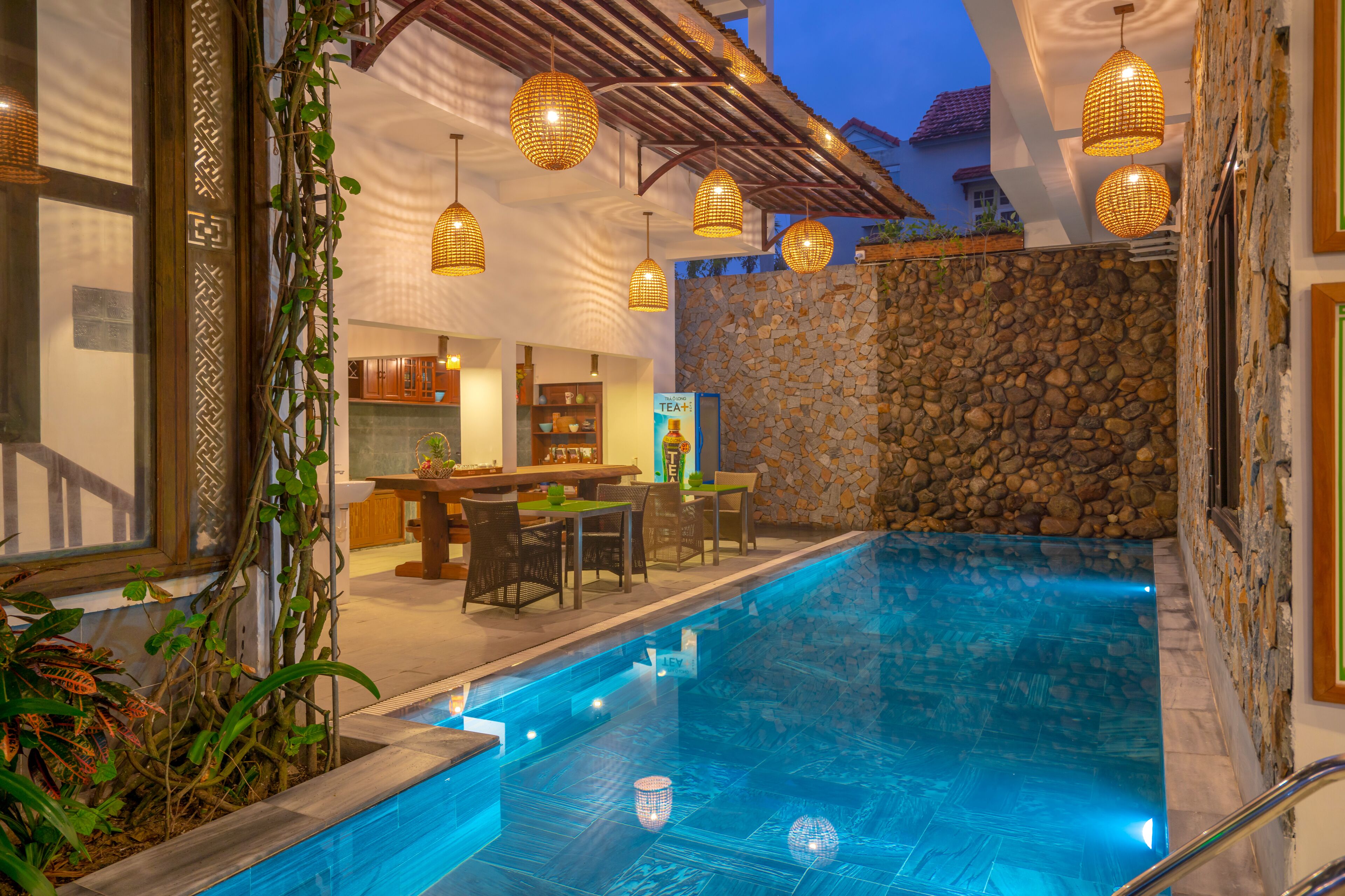 Piscina exterior, espreguiçadeiras 