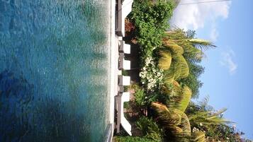 Piscina exterior, espreguiçadeiras