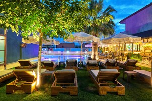 Piscina externa, funciona das 9h às 20h30, guarda-sóis, espreguiçadeiras
