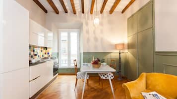Apartamento Superior | Cozinha privada | Uma cafeteira/bule, uma chaleira elétrica