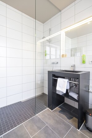 Quarto solteiro | Banheiro | Chuveiro, secador de cabelo, toalhas de banho