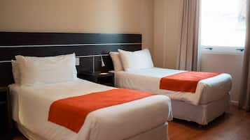 Edredões de penas, cofre com capacidade para portátil, secretária