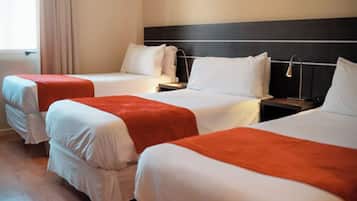 Quarto Triplo Standard, 3 camas individuais | Edredões de penas, cofre com capacidade para portátil, secretária