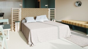 Quarto com cama, mesas de cabeceira, um banquinho e um espelho na parede.