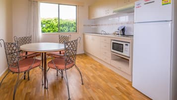 Cabine, 2 quartos | Cozinha privada | Um frigorífico/congelador grande, um micro-ondas, uma placa de cozinha