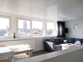 Apartamento standard, 2 quartos, vista para a cidade | Sala de estar | TV de tela plana