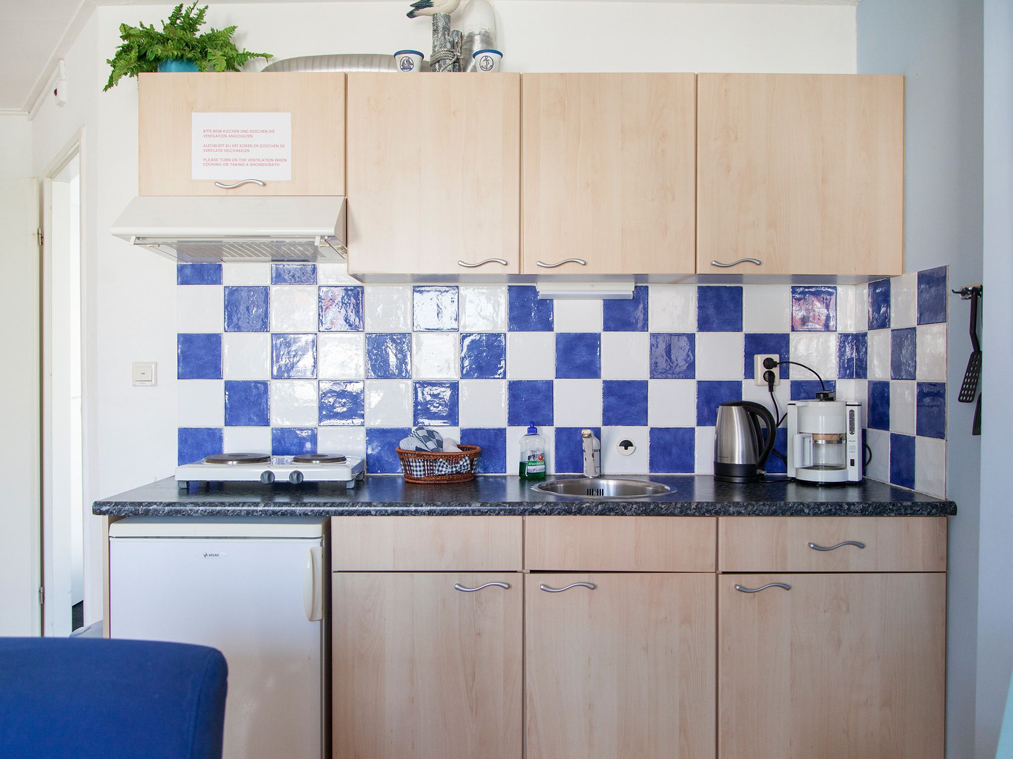 Um frigorífico, um micro-ondas (a pedido), uma placa de cozinha 