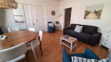 Apartamento básico, 1 quarto (for 4) | Área de estar | TV de tela plana