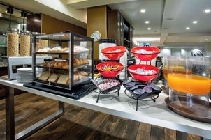 Café da manhã feito na hora todos os dias mediante uma taxa