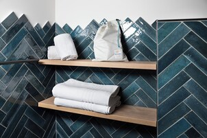 Um chuveiro fixo, um secador de cabelo, toalhas fornecidas, sabão 