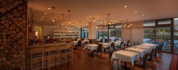 Café da manhã, almoço e jantar; culinária mediterrânea 