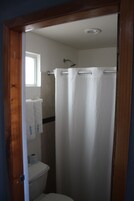 Quarto duplo | Banheiro | Chuveiro, produtos de toalete grátis, toalhas de banho, sabonete