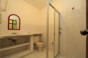 Quarto Standard, 1 cama de casal | Casa de banho | Uma combinação polibã/banheira, toalhas fornecidas, sabão, champô 