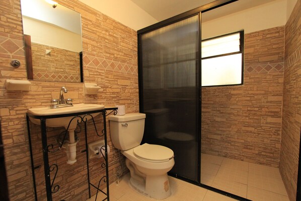 Quarto Triplo Familiar | Casa de banho | Uma combinação polibã/banheira, toalhas fornecidas, sabão, champô 